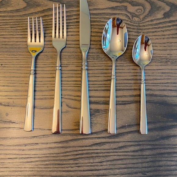 Oneida | Dining | Oneida Heirloom Stainless Easton Flatware Set 2 ...